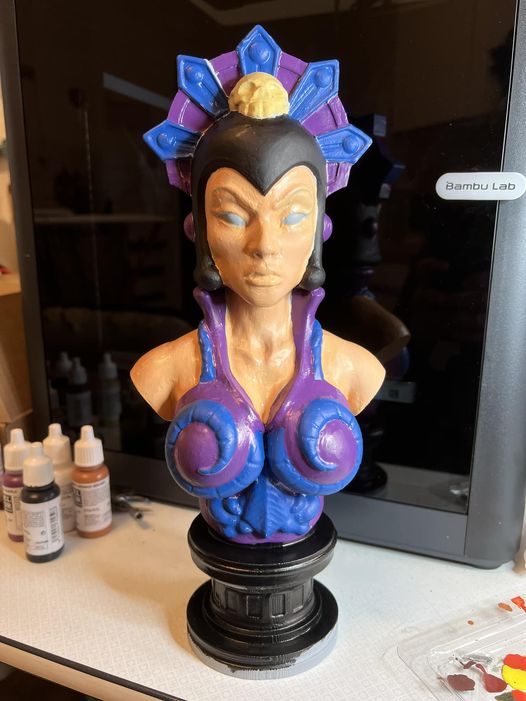 Die kleine Evil Lyn-Büste – Crazy Merch World